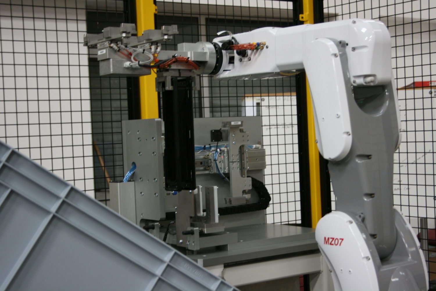 Robot De-Moulding & Assembly Cell - RNA Automation Robot De-Moulding & Assembly Cell - RNA Automation