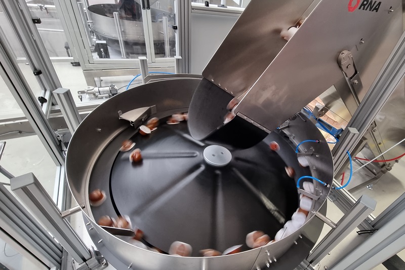 Centrifugal Feeder feeds and orientates Sauce Pots - RNA Automation