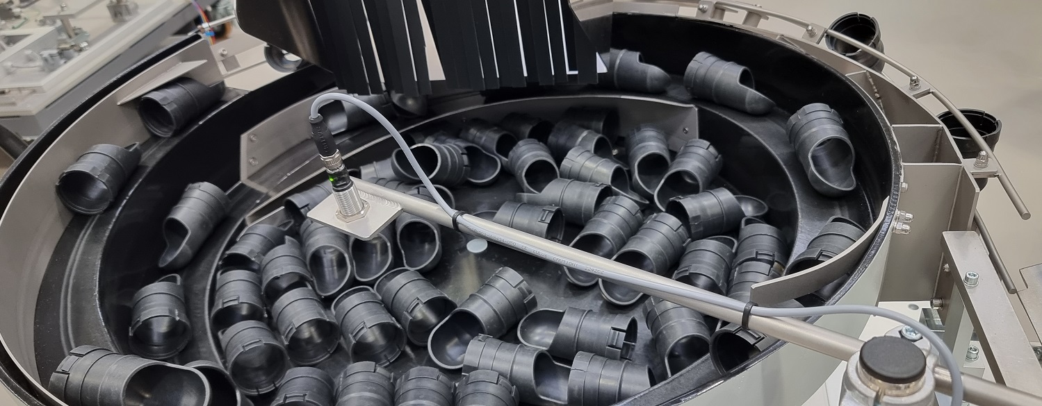 Bowl feeder to feed and orientate Bag Connectors - RNA Automation