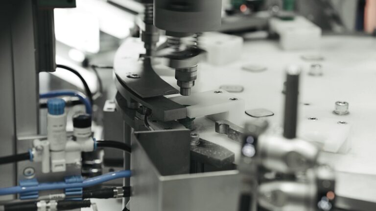 Automated Vial Filling and Labelling Machine - RNA Automation