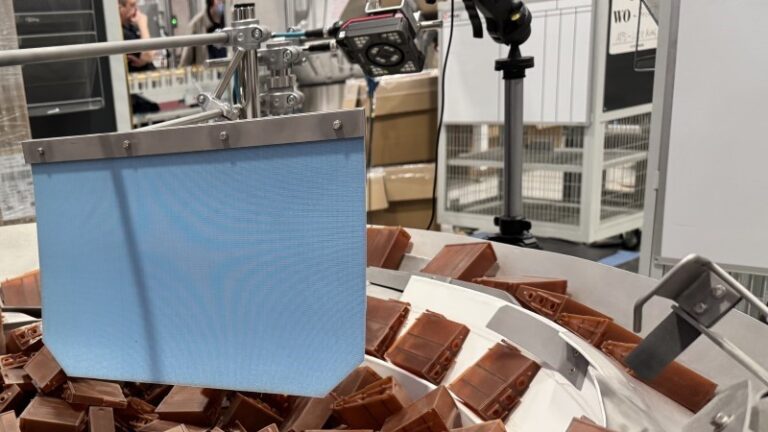 Bowl Feeders to feed and orient Reagent Wedges - RNA Automation